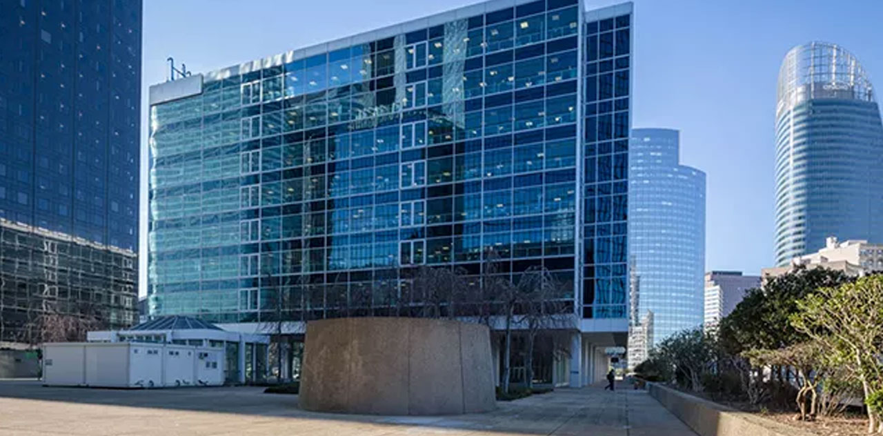 This Paris Building is an Unofficial Outdoor Dance Studio | Showstopper ...